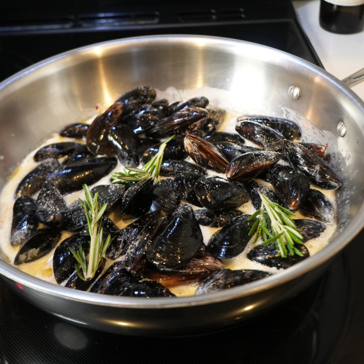 Mussels in White Wine Sauce - There's Food at Home